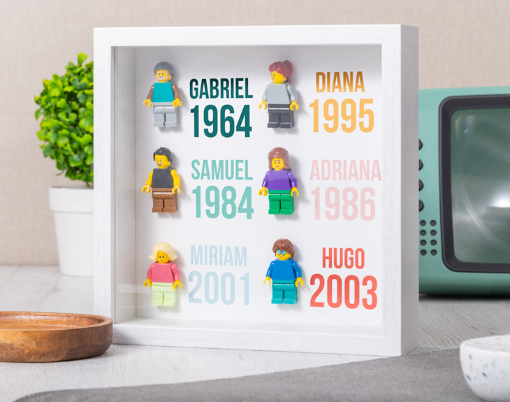 Moldura de madeira "Anos Família Lego" com minifiguras - MadeInGift