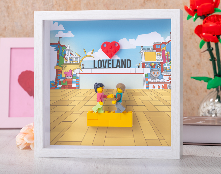 Moldura em madeira "Loveland" com minifiguras Lego-MadeInGift