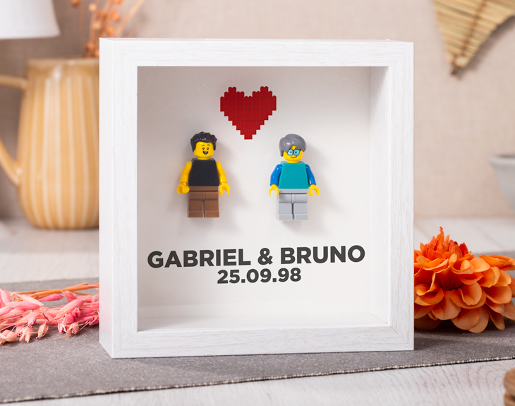 Moldura de madeira com Minifiguras Casal Lego-MadeInGift