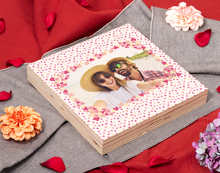 Tabla de madera "Confetti corazones" - Regalo Original