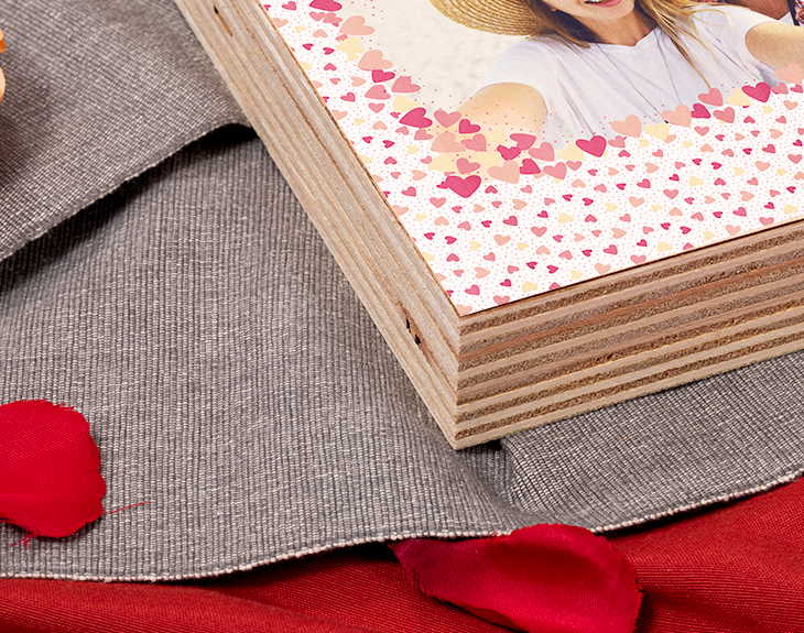 Tabla de madera "Confetti corazones" - Regalo Original